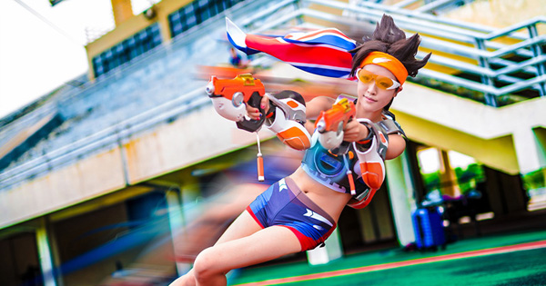 Overwatch: Bỉ Cốt "khoe tốc độ" với cosplay Track & Field